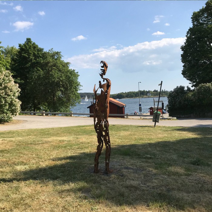 Avtrycket av en person som ser på havet - Olav Lunde - Skulptörförbundet